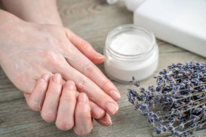 What is Lanolin：Its Benefits and Uses
